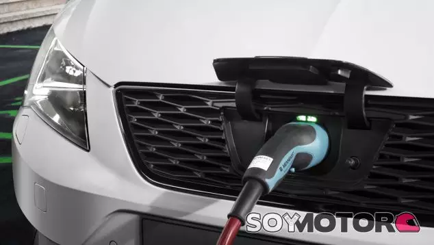 Charging a plug-in hybrid vehicle - SoyMotor