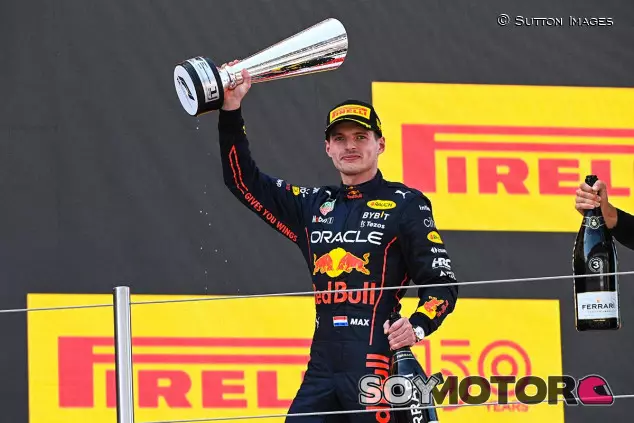 Verstappen Leclerc meghibásodása miatt nyer Spanyolországban, és vezeti a világbajnokságot