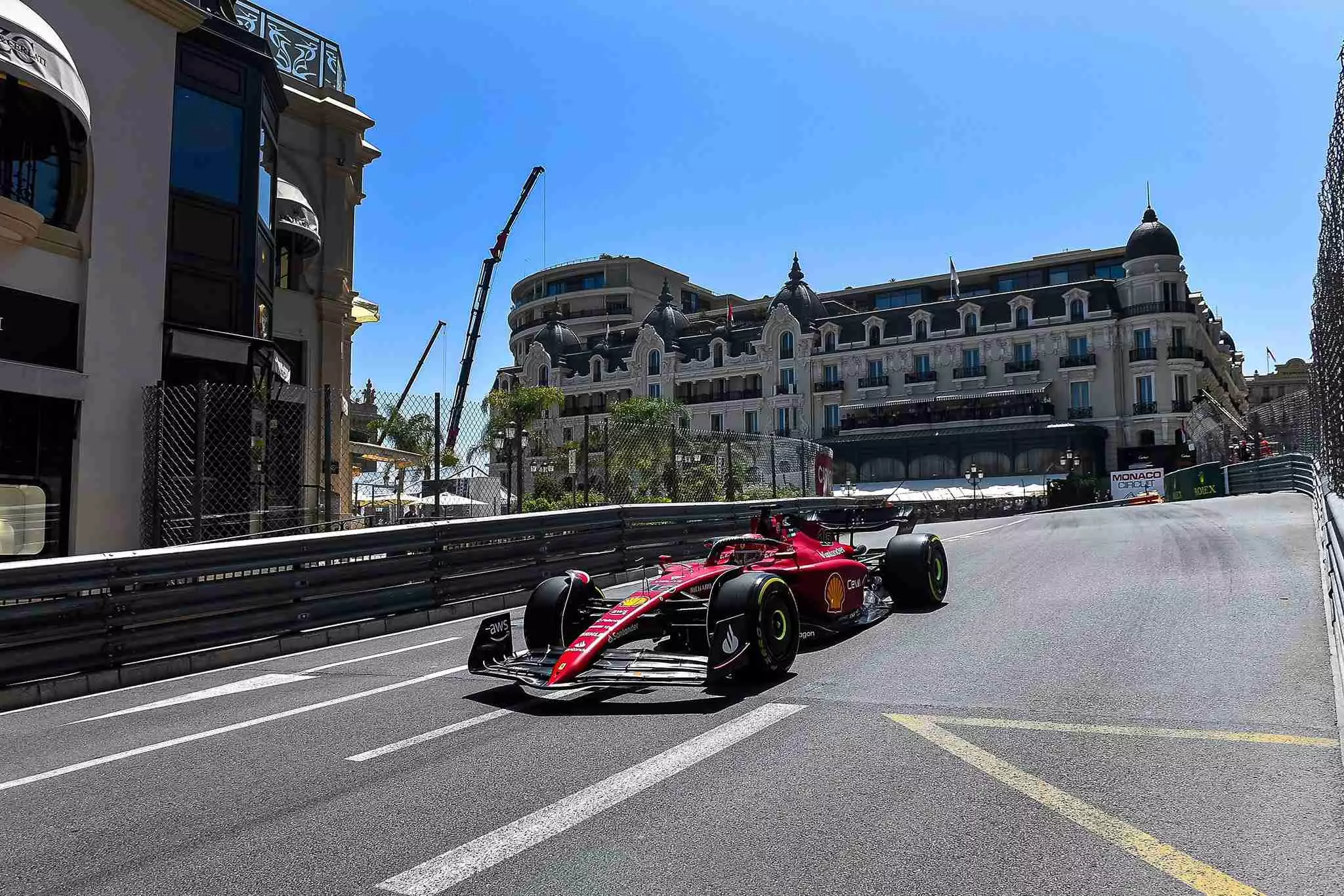 Leclerc domina uns Lliures 1 molt igualats amb Pérez segon i Sainz tercer