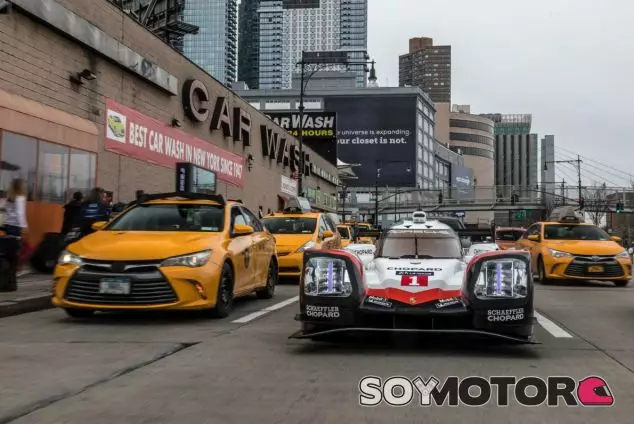 Porsche 919 Hybrid Evo Nyu-York küçələrində gəzib