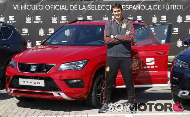 Julen Lopetegui, bûnscoach, posearret neist de Seat Ateca - SoyMotor