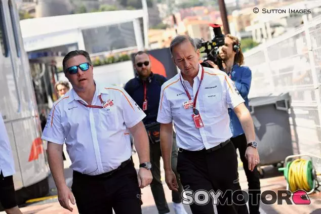 Zak Brown lan Jonathan Neale ing Monaco - SoyMotor