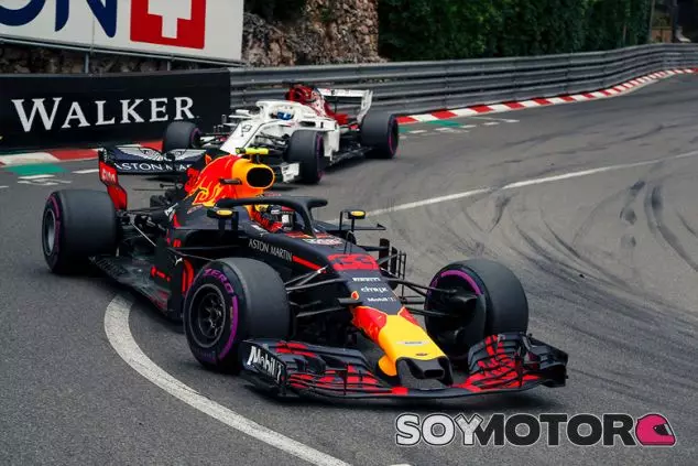 Max Verstappen Marcus Ericssonen aurretik Monakon