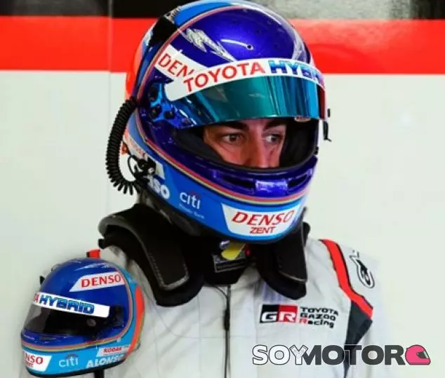 Alonso šalmo WEC mastelio kopija, kurią galima rasti adresu SoyMotor.com – SoyMotor.com