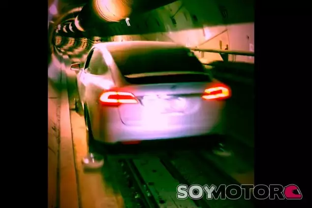 Tesla Model X již „koluje“ tunely Elona Muska