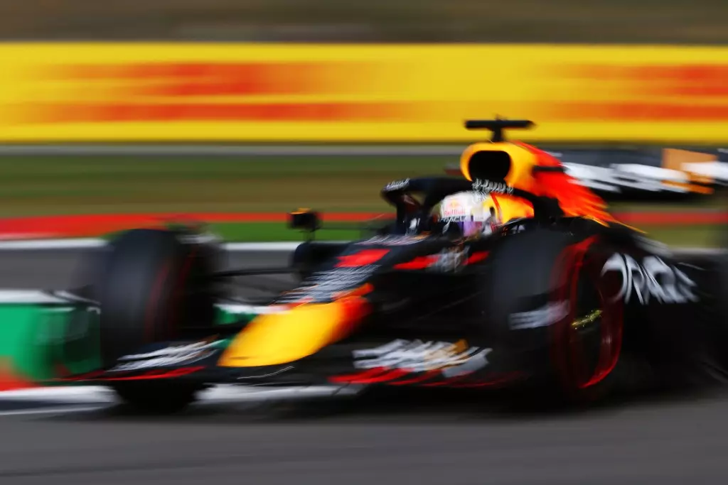 Verstappen 'na-efe' na Free Practice 3 na Silverstone na Mercedes na-akwado nzọụkwụ ya n'ihu