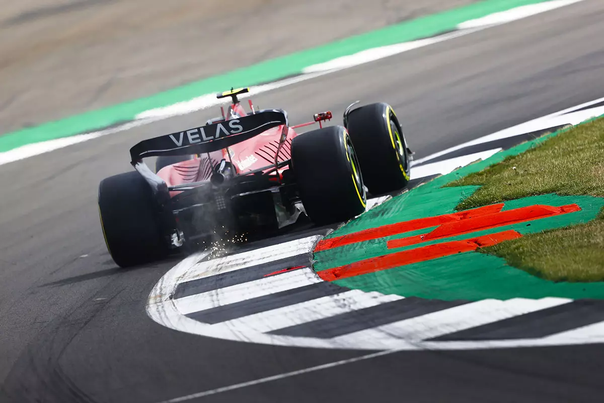 Sainz wuxuu hogaamiyaa Practice Free 2 ee Silverstone iyo Hamilton 'wuxuu eegayaa'