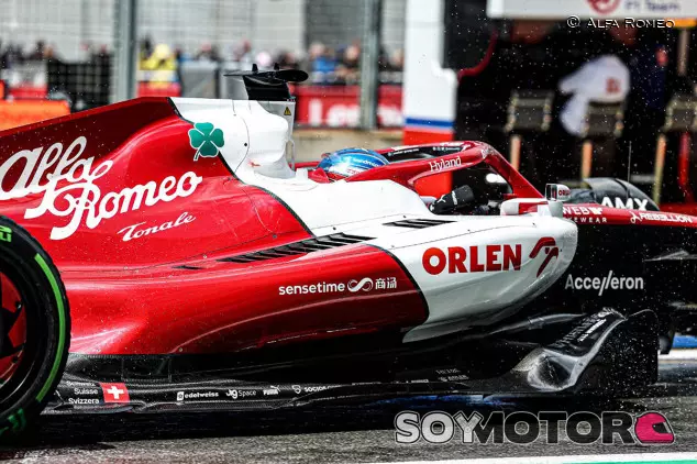 Bottas fører en 'intetsigende' Free Practice 1 på Silverstone i det våde