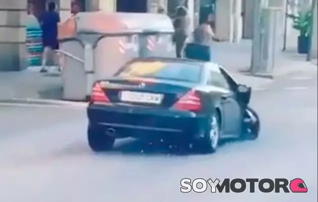 Die bestuurder van 'n Mercedes SLK probeer vlug nadat hy 'n ongeluk in Barcelona veroorsaak het