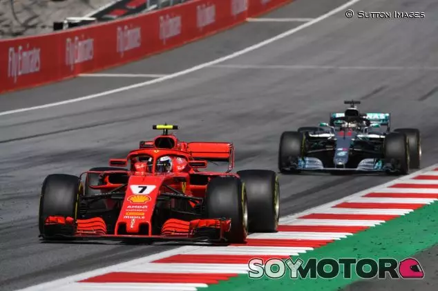 Kimi Räikkönen před Lewisem Hamiltonem – SoyMotor.com