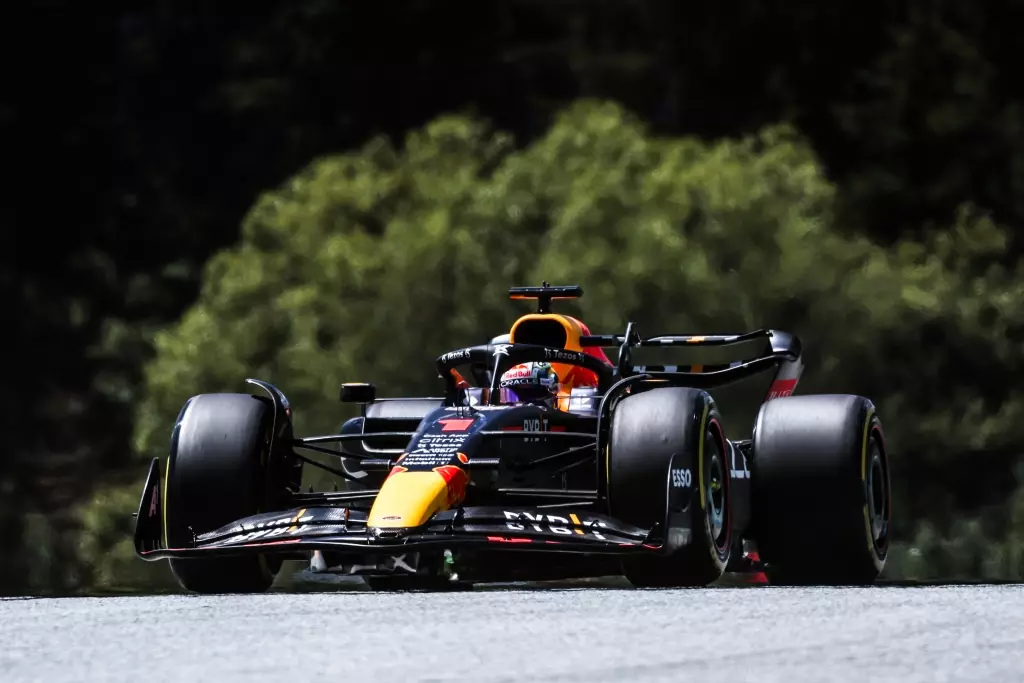 Verstappen dẫn đầu môn Thực hành Tự do của Áo 1 và Leclerc theo sát