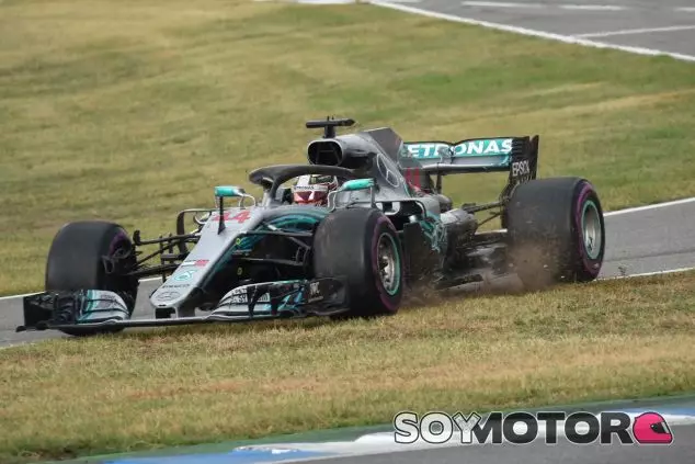 Lewis Hamilton en el moment de la irregularitat – SoyMotor.com