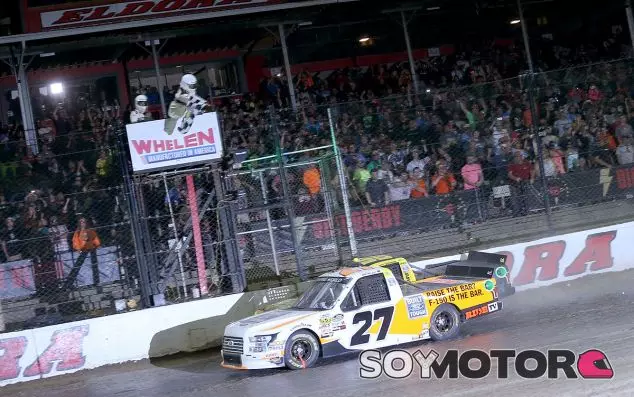 Nascar volve á terra: as pick-ups iluminaron a Eldora