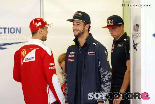 Daniel Ricciardo (meze), kun Sebastian Vettel (maldekstre) kaj Max Verstappen (dekstre) - SoyMotor.com