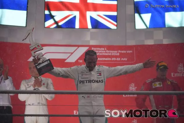 Lewis Hamilton trên bục vinh quang tại Hockenheim