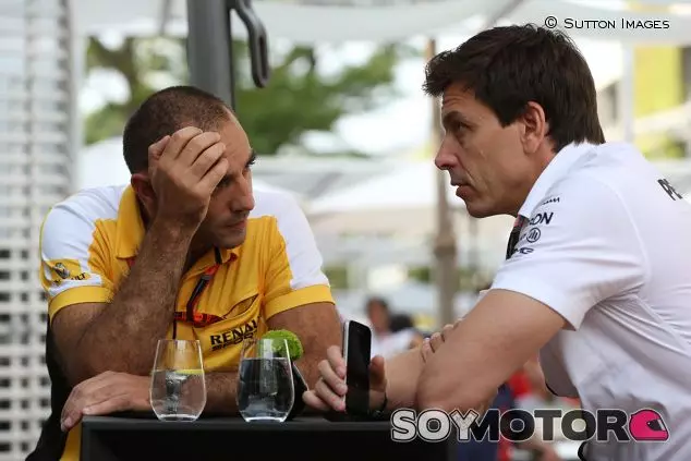 Cyril Abiteboul da Toto Wolff a Marina Bay