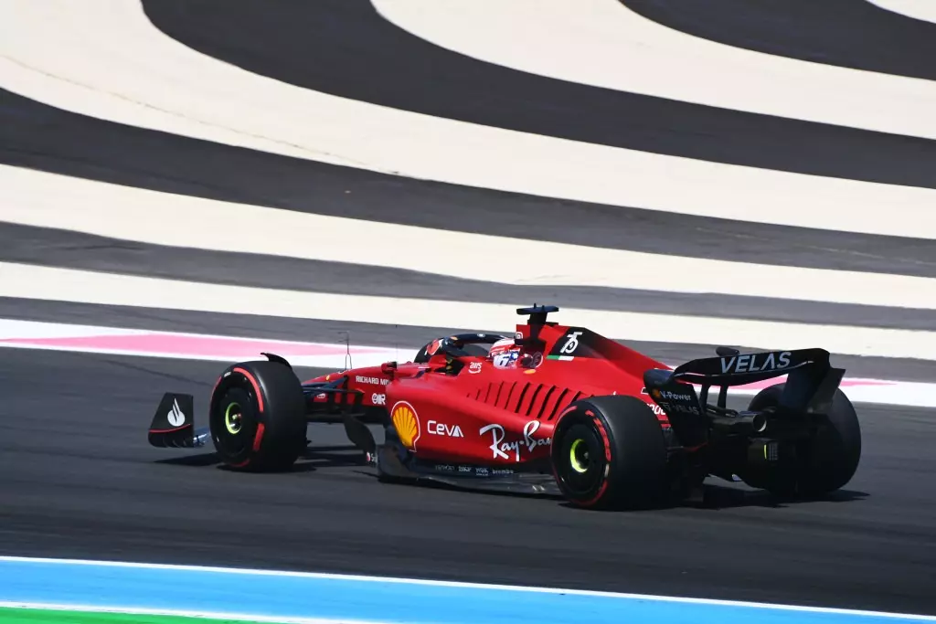 Leclerc féiert Free Practice 1 a Frankräich, mee Verstappen ass no hannen; Sainz, drëtt