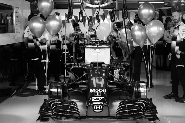 celebration-mclaren-garage-soymotor_0.jpg