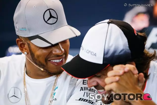 Lewis Hamilton agus Fernando Alonso ag Spa-Francorchamps in 2016