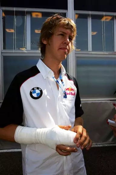 vettel-finger-break-2006.jpg