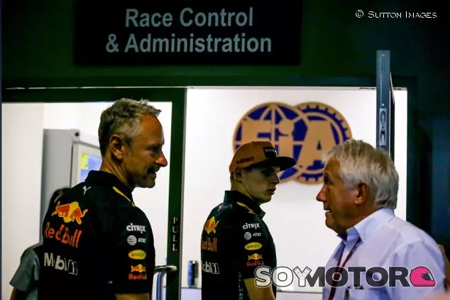 Max Verstappen 和 Charlie Whiting 于 2017 年在滨海湾