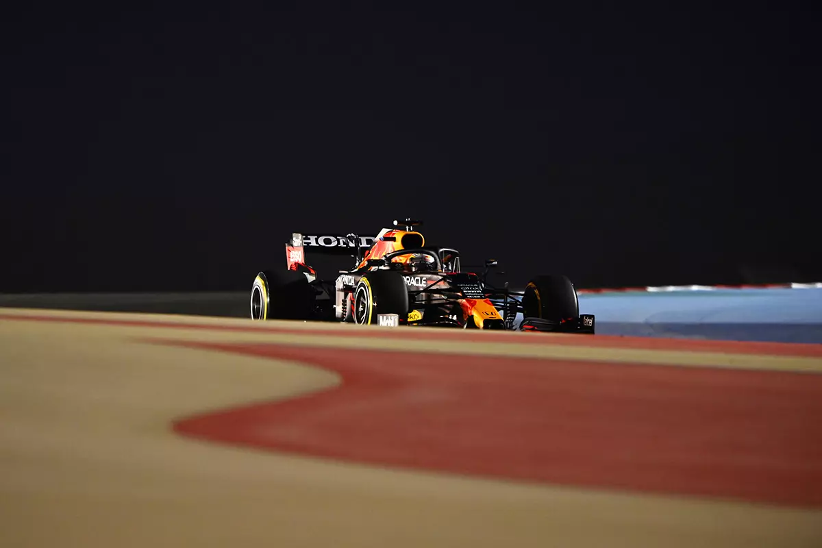 Verstappen tseem ua thawj coj hauv Kev Xyaum Dawb 2 hauv Bahrain; Sainz plaub