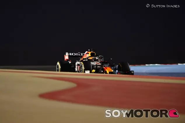 Verstappen kontinye ap dirije nan Free Practice 2 nan Bahrain; Sainz katriyèm