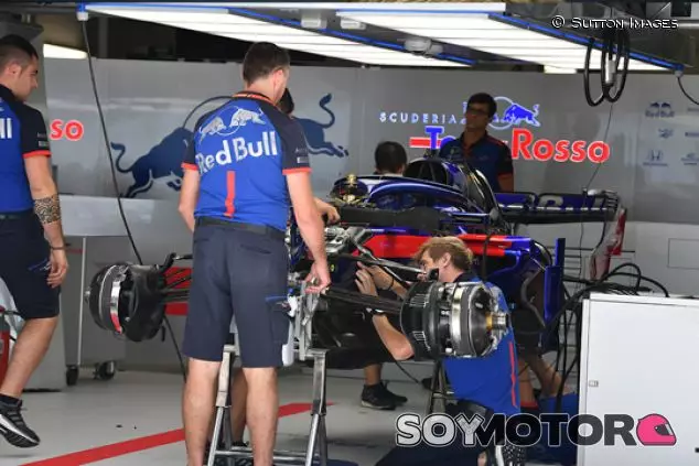 Mechanici Toro Rosso v Soči