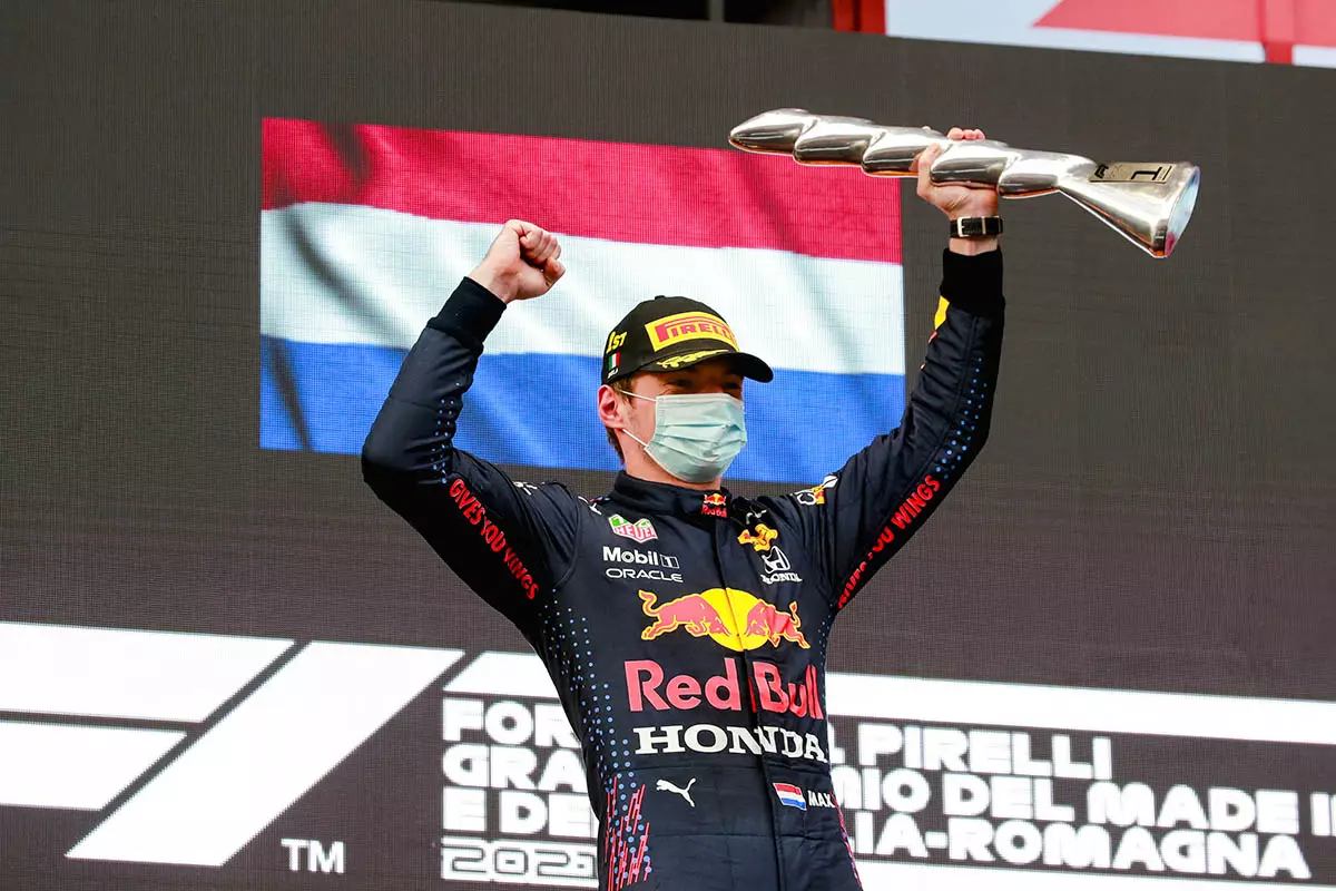 Verstappen, fa'aaliga ma le manumalo i timuga i Imola; Sainz e pulumu le pulelaa