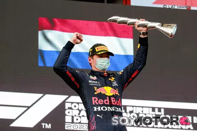 Verstappen, datganiad a buddugoliaeth yn y glaw yn Imola; Mae Sainz yn brwsio'r podiwm