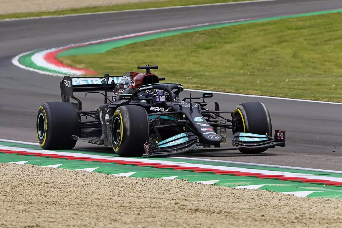 hamilton-gbajiri-ụgbọ ala-imola-soymotor.jpg