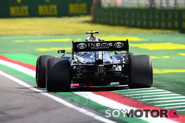 बोटास मिडफील्डर्स के साथ फ्री प्रैक्टिस 2 का नेतृत्व करता है; Verstappen के लिए समस्याएं