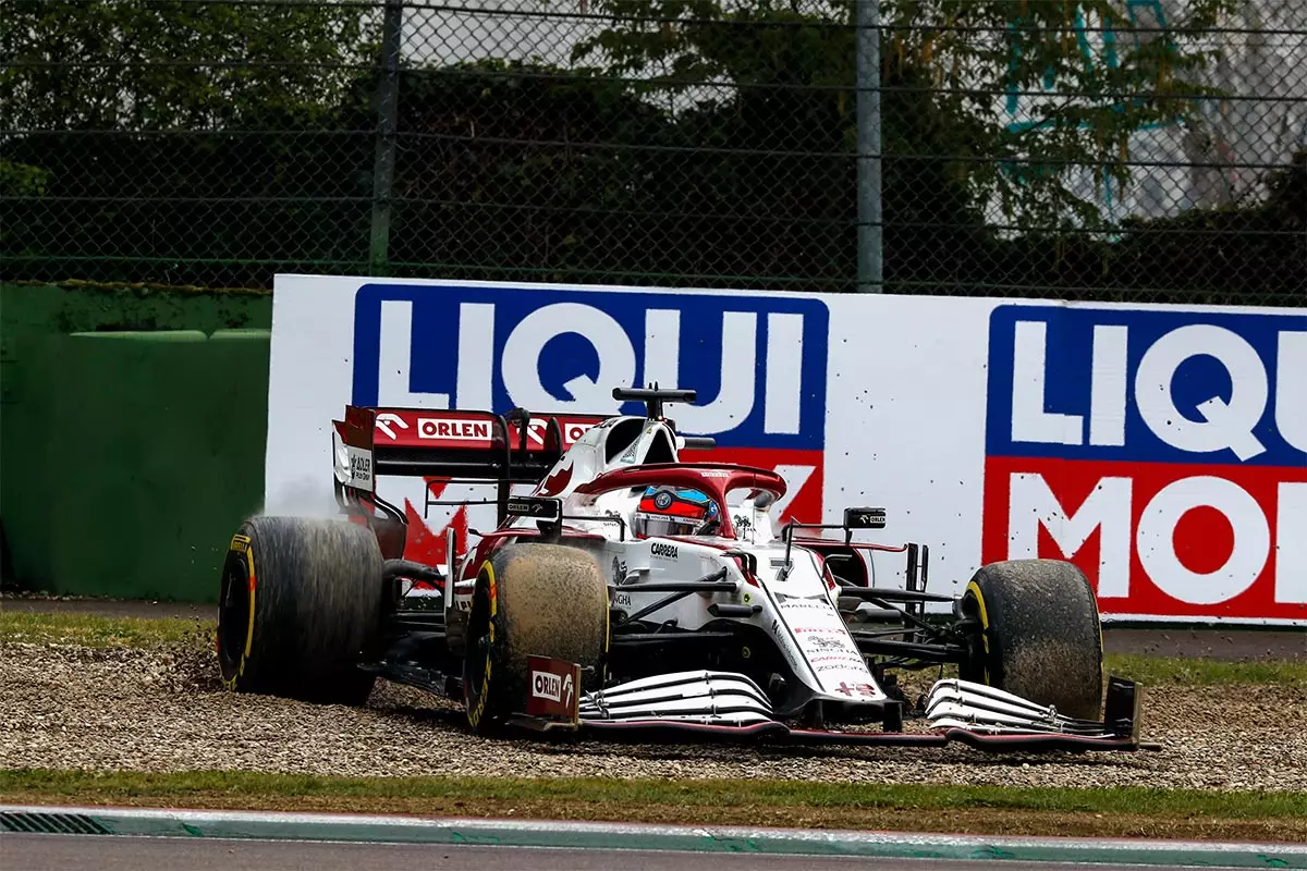 סטעוואַרדס צו באריכטן Kimi Räikkönen ס שטראָף ביי Imola