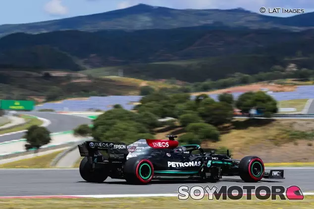 Hamilton varnar i Free Practice 2 i Portugal; Sainz fyra och Alonso femma