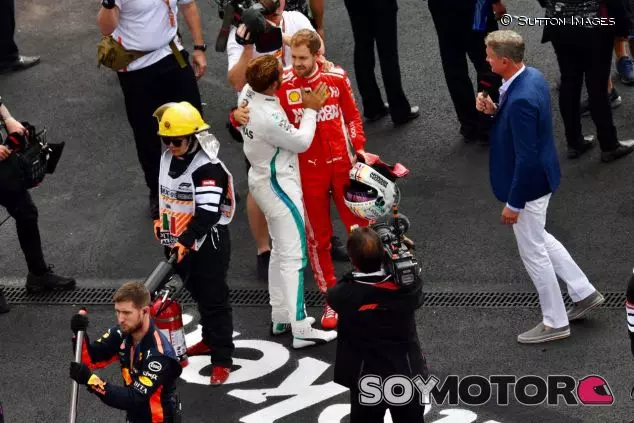 Taimi o le faamalo mai ia Sebastian Vettel ia Lewis Hamilton - SoyMotor.com