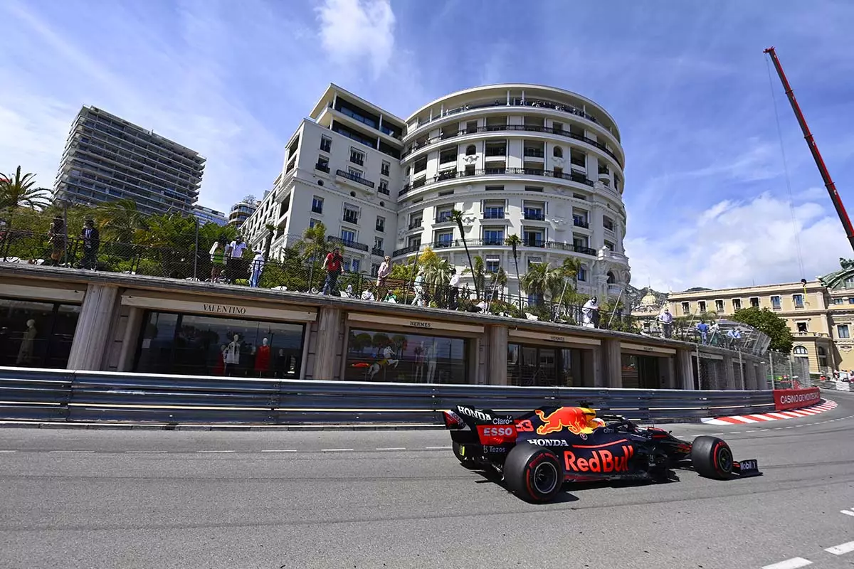 Verstappen bi Monaco re 'lihevhatî' ye û Sainz duyemîn e; mercedes debacle