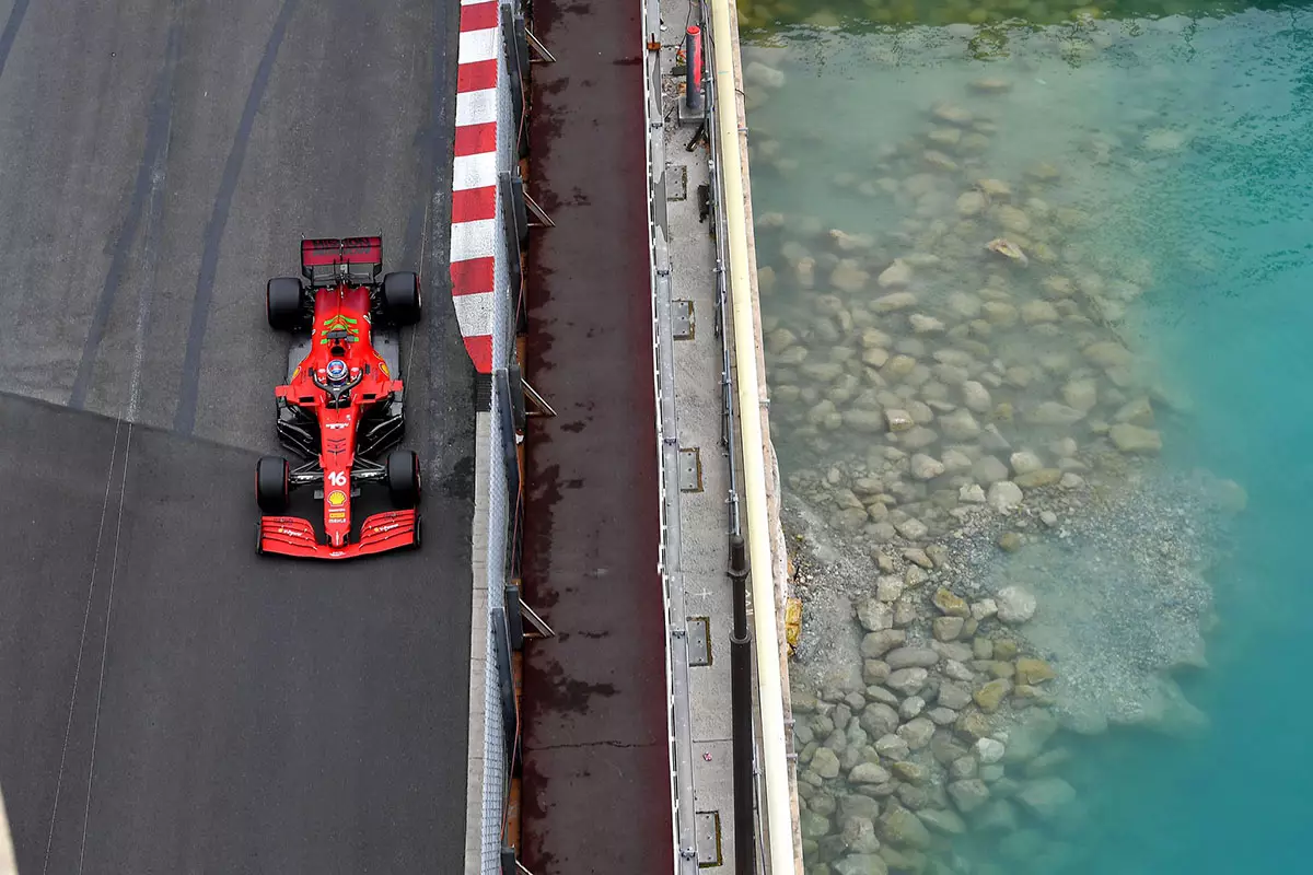 Leclerc, Pole an Accident zu Monaco; Sainz, véiert