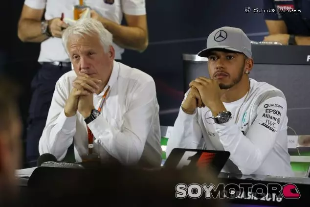 Lewis Hamilton we Çarli Witting - SoyMotor.com