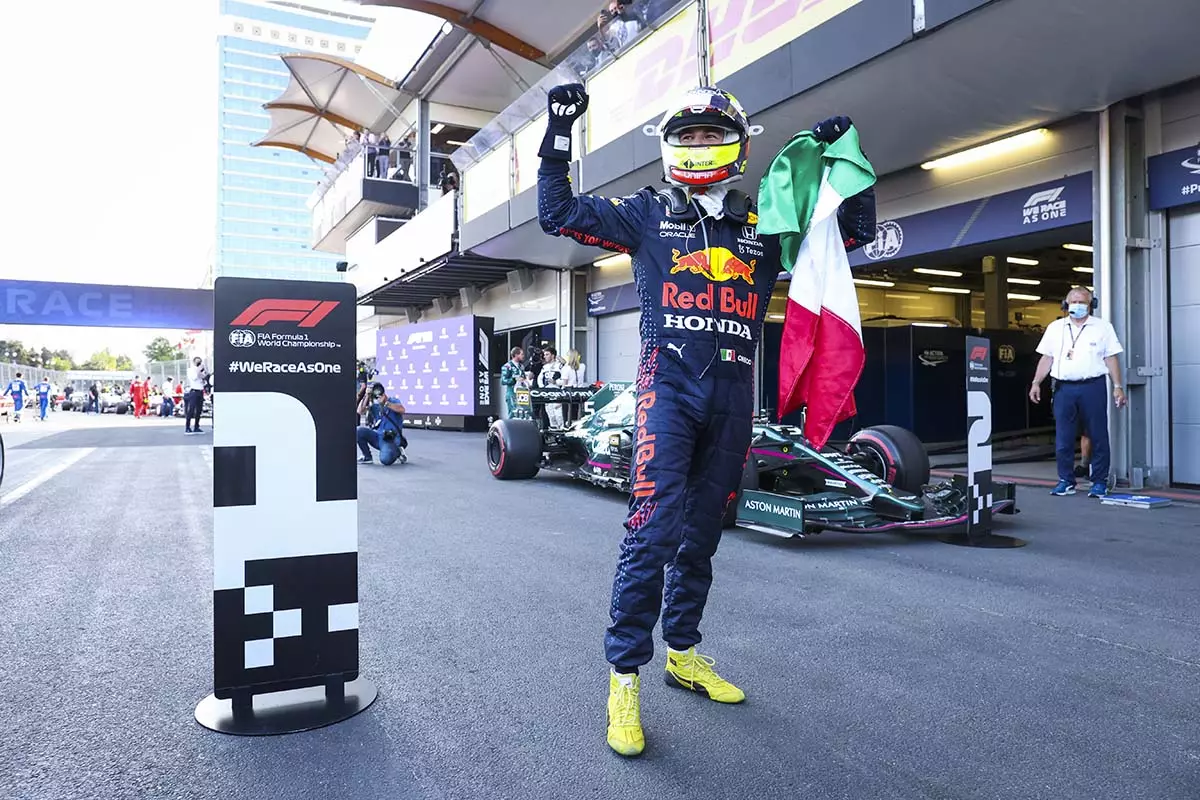 เปเรซชนะใน 'ความบ้าคลั่ง' ของบากูด้วยอุบัติเหตุของ Verstappen และข้อผิดพลาดของแฮมิลตัน