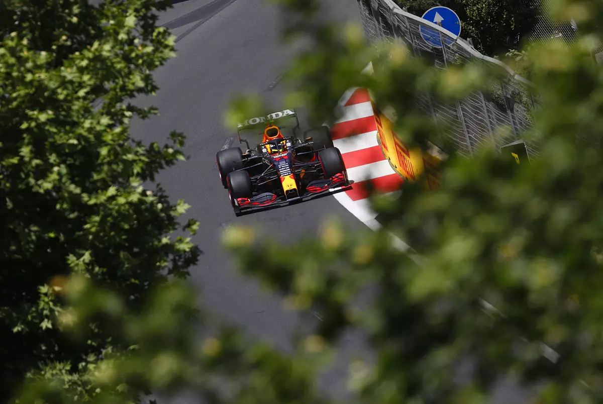 Перес Бакудагы Free Practice 2де Red Bull дублин жетектейт; Саинц жана Алонсо, "алтылык"