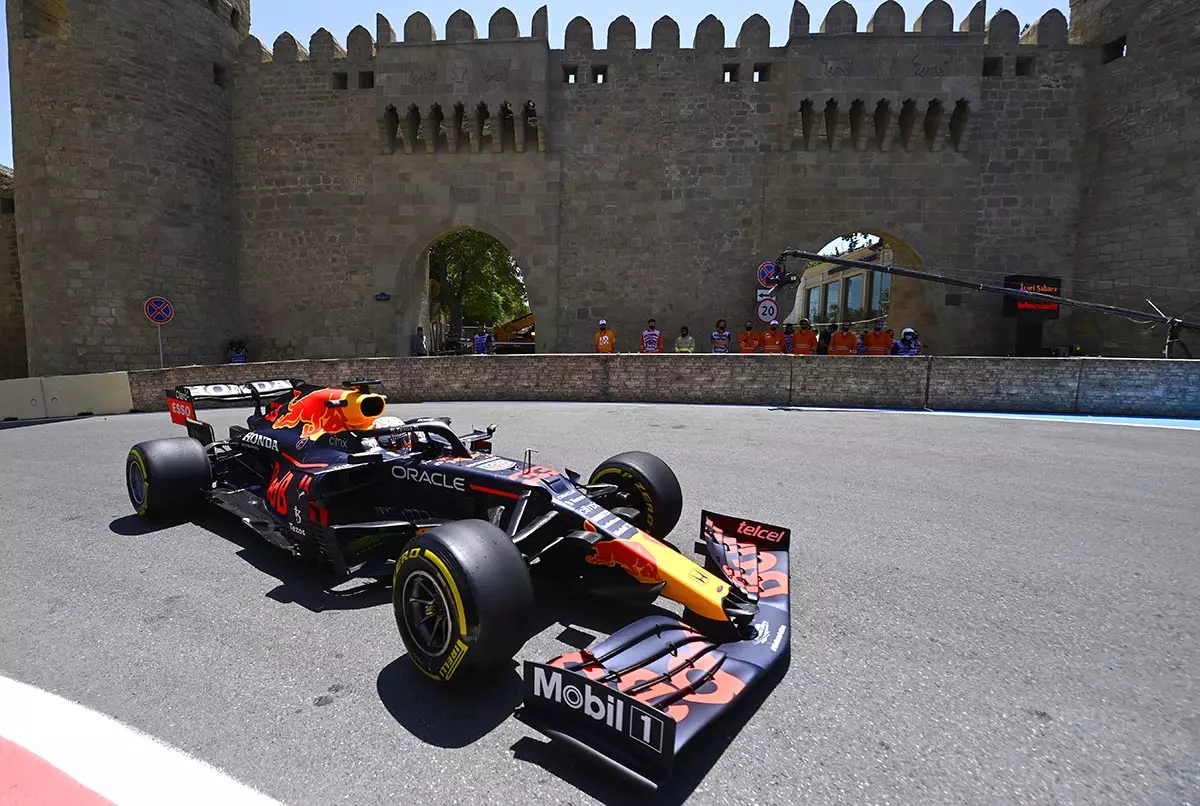 Verstappen sigrar Ferrari-bílana til að leiða Free Practice 1 í Baku