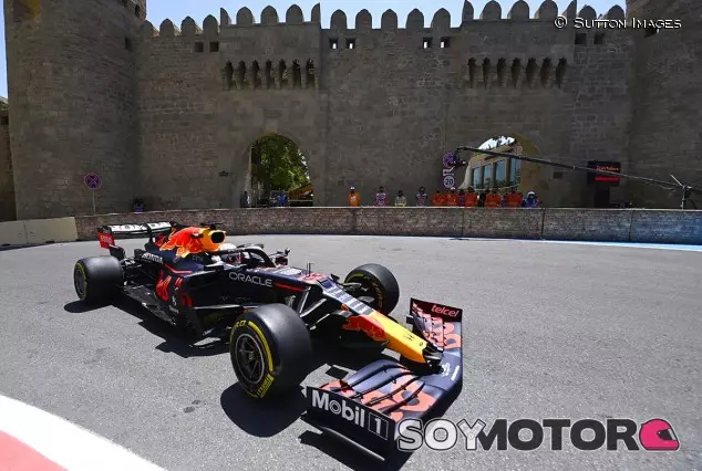 Verstappen ෆෙරාරිස් පරදවා Baku හි Free Practice 1 ට නායකත්වය දෙයි