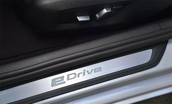 bmw-530e-iperformance_door.jpg