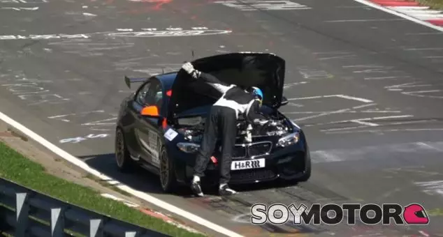 Odvážný pilot začíná v polovině závodu kontrolovat motor svého BMW M2