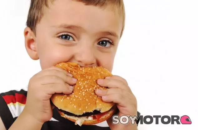 Un garçon de 8 ans apprend à conduire sur YouTube