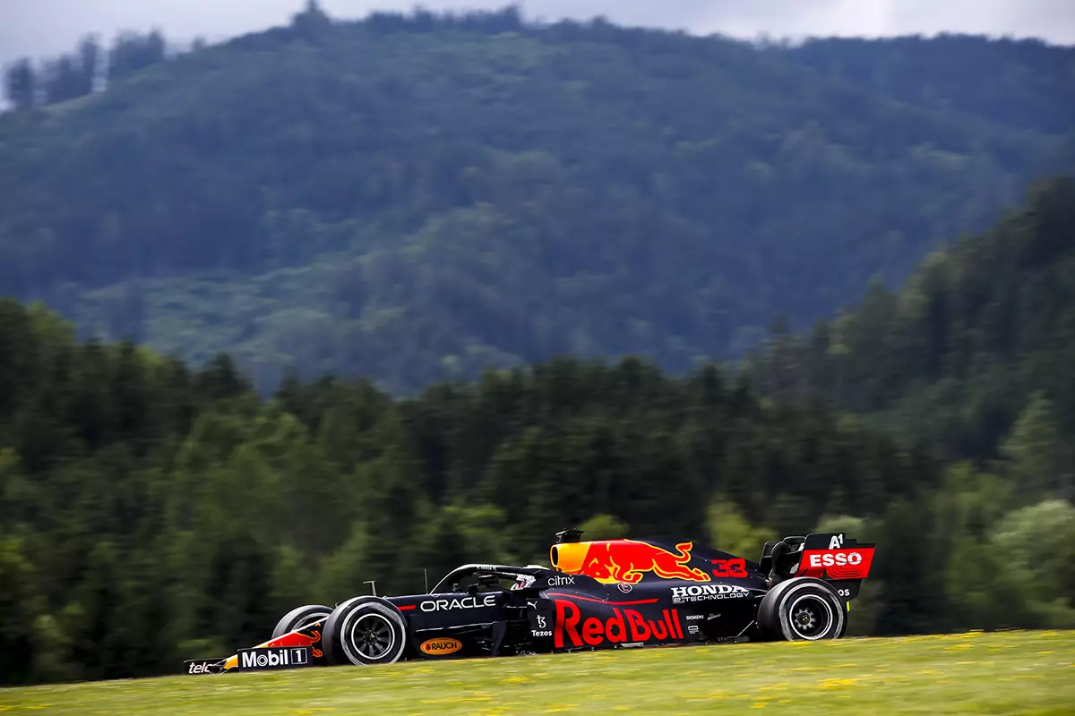 Verstappen vede volný trénink 2 a Hamilton se skrývá; Alonzo, pátý