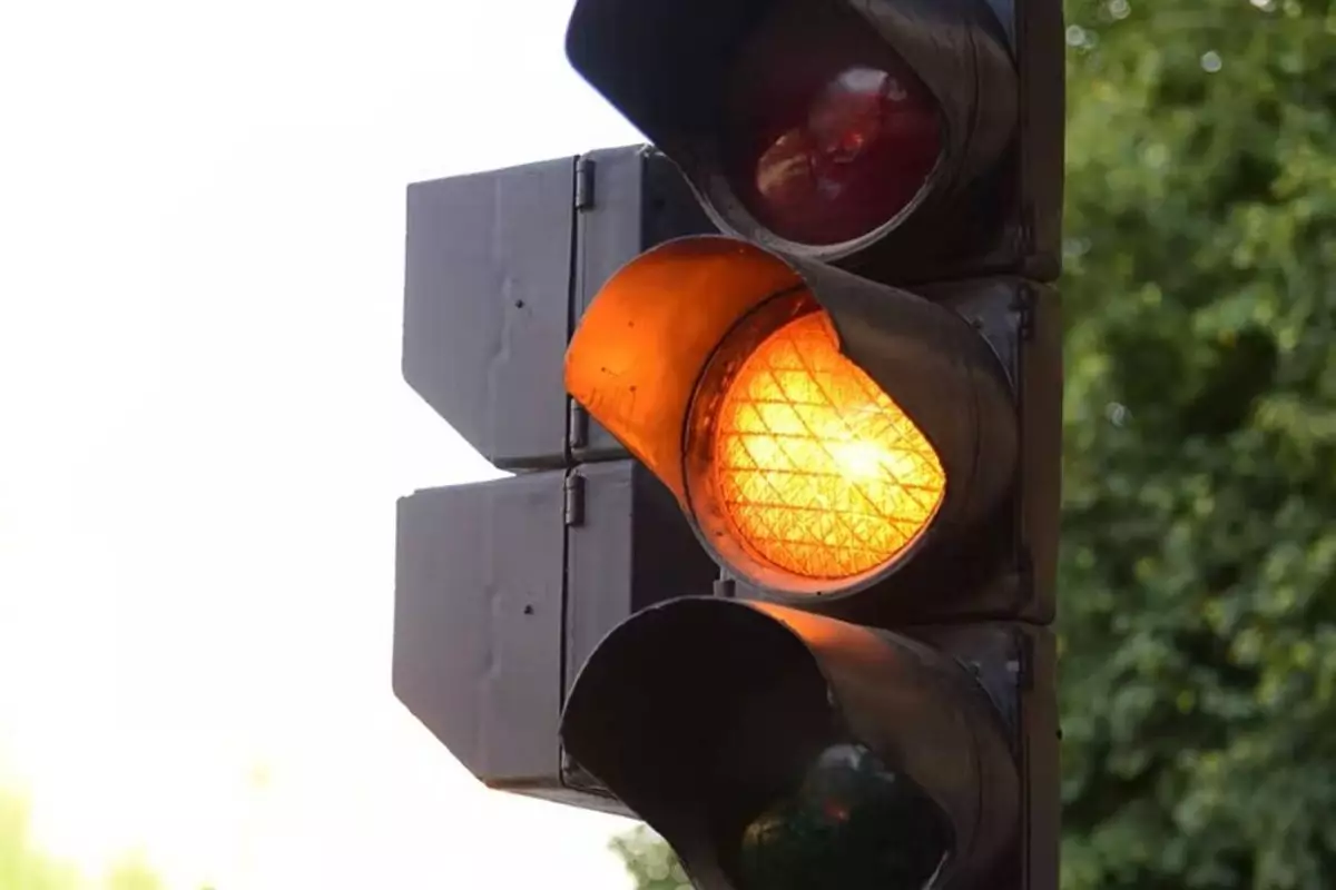 The DGT does not rule out removing the amber from traffic lights to avoid outrage