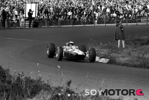 Jim Clark bij de Duitse GP van 1965, waar hij zijn achtste Grand Slam tekende - SoyMotor.com