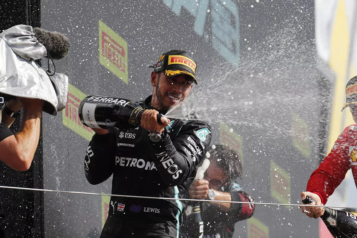 Hamilton ranpòte nan Silverstone apre kolizyon ak Verstappen; Sainz ak Alonso, nan 'top 7'