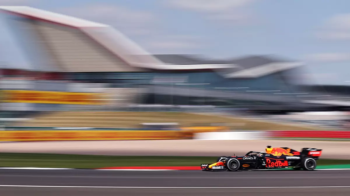 Verstappen, méi wéi siwen Zéngtel fir de Rescht am Free Practice 1 vu Groussbritannien